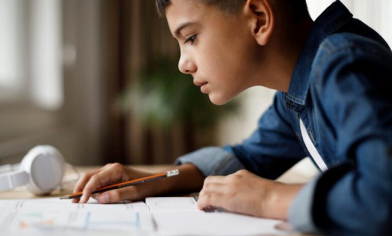 A groundbreaking study shows kids learn better on paper, not screens ...